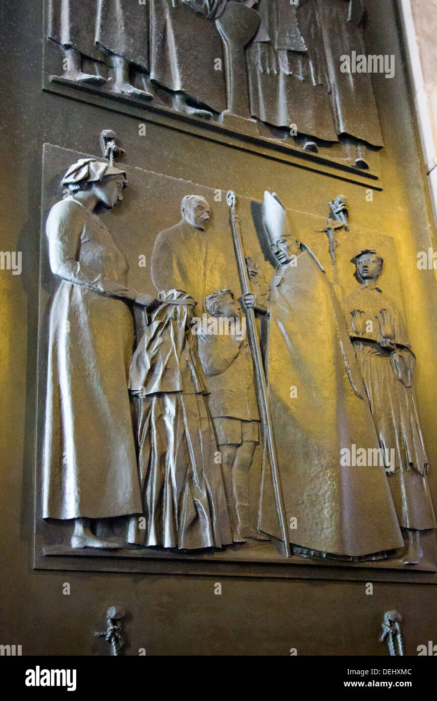 Statues on the wall of a basilica, St. Peter's Basilica, Vatican City ...