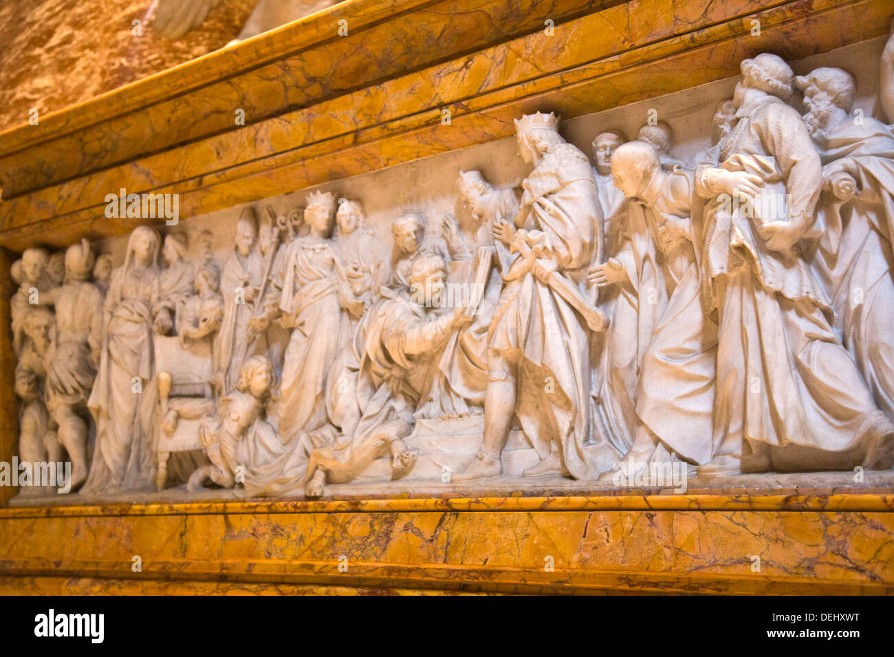 Statues on the wall of the St. Peter's Basilica, Vatican City, Rome ...