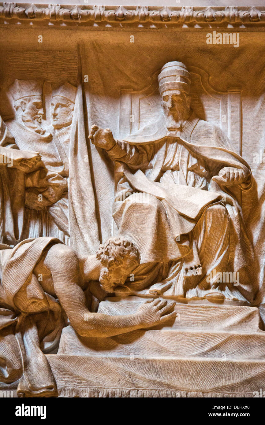 Statues on the wall of the St. Peter's Basilica, Vatican City, Rome ...