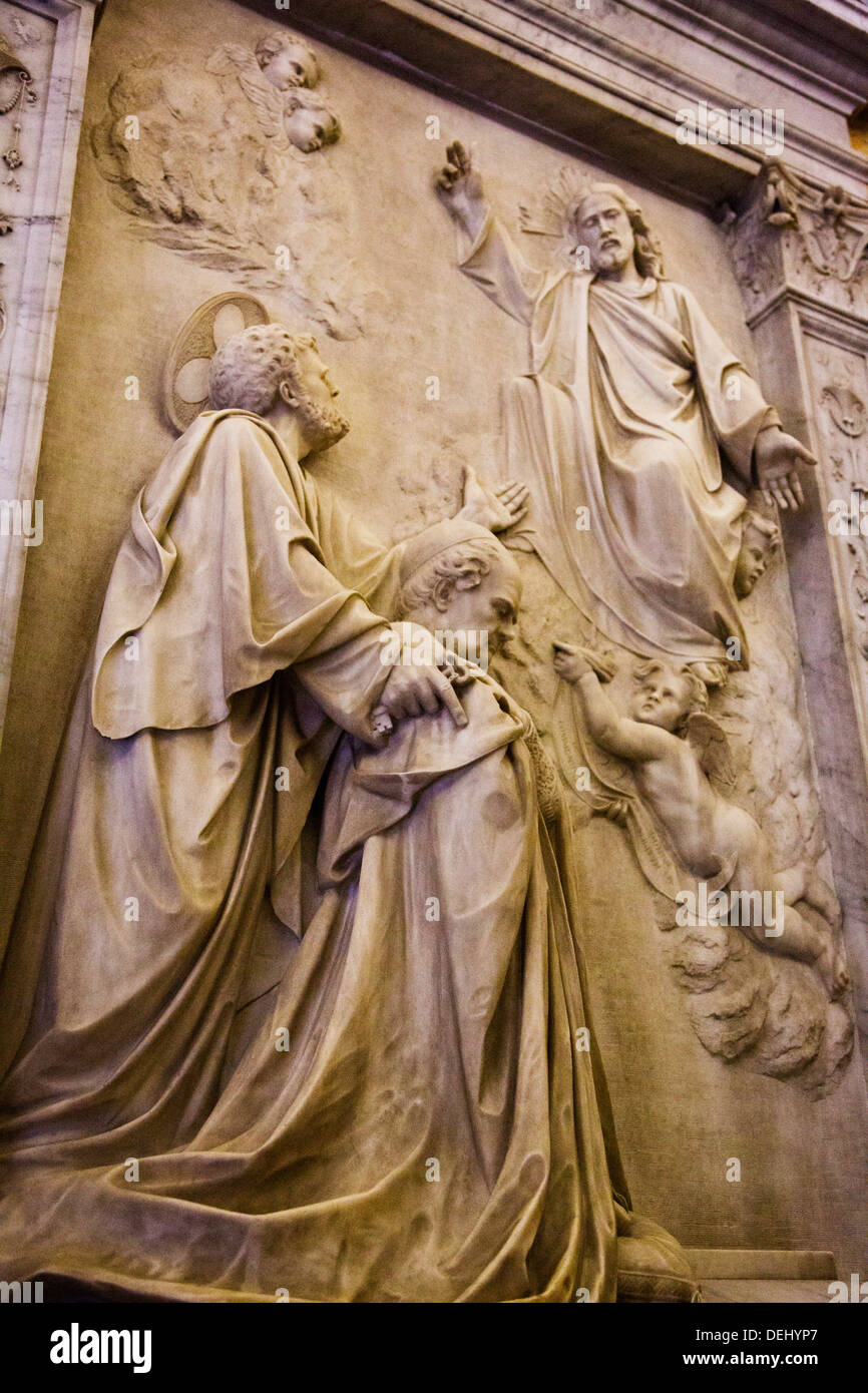 Statues on the wall of the St. Peter's Basilica, Vatican City, Rome ...