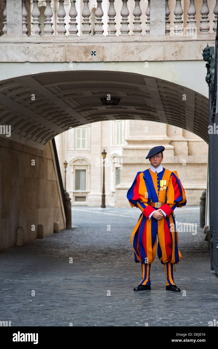 Swiss Guard on duty at St. Peter's Basilica, Vatican City, Rome, Lazio ...