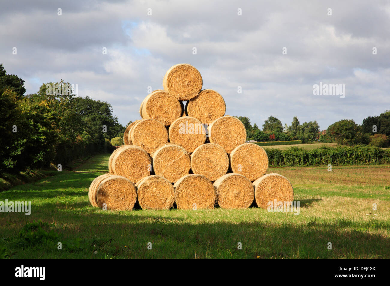 Straw stack hi-res stock photography and images - Alamy