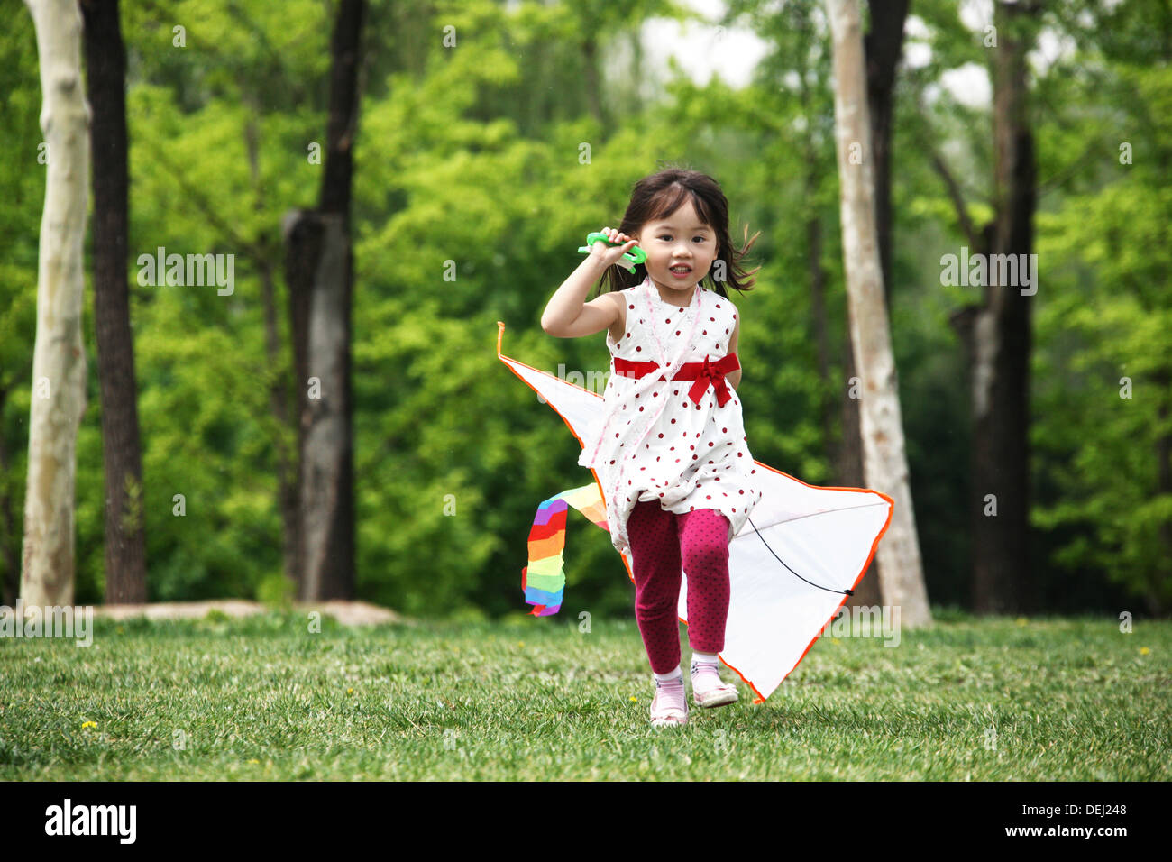 Girl playing kite outside hi-res stock photography and images - Alamy