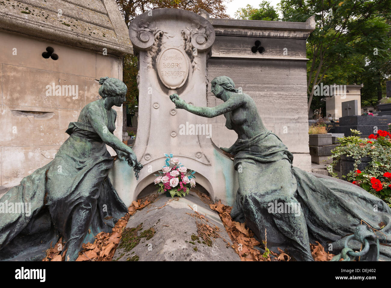 Elaborate graves in Paris' Père Lachaise cemetery Stock Photo - Alamy