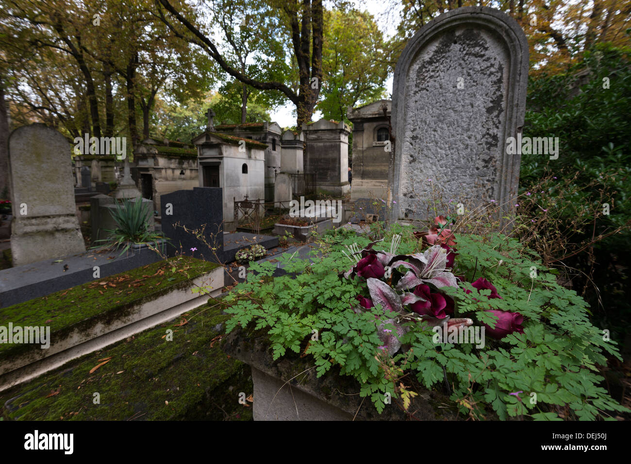Graves and crypts in the Père Lachaise cemetery, Paris, France Stock ...