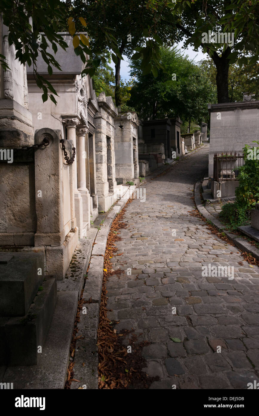 Avenue with family crypts, Père Lachaise cemetery, Paris, France Stock ...