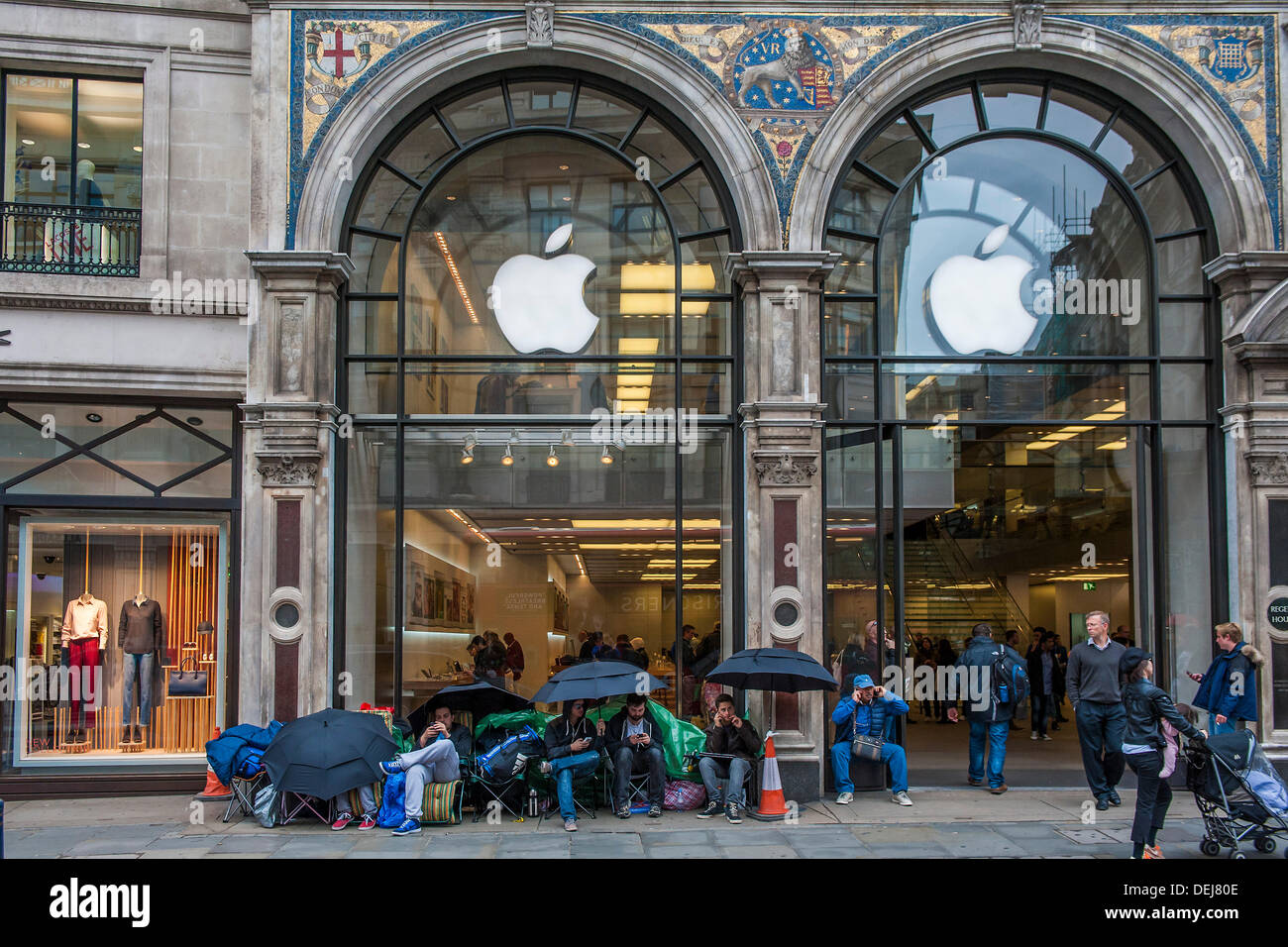 Iphone 5 launch queue uk hi-res stock photography and images - Alamy