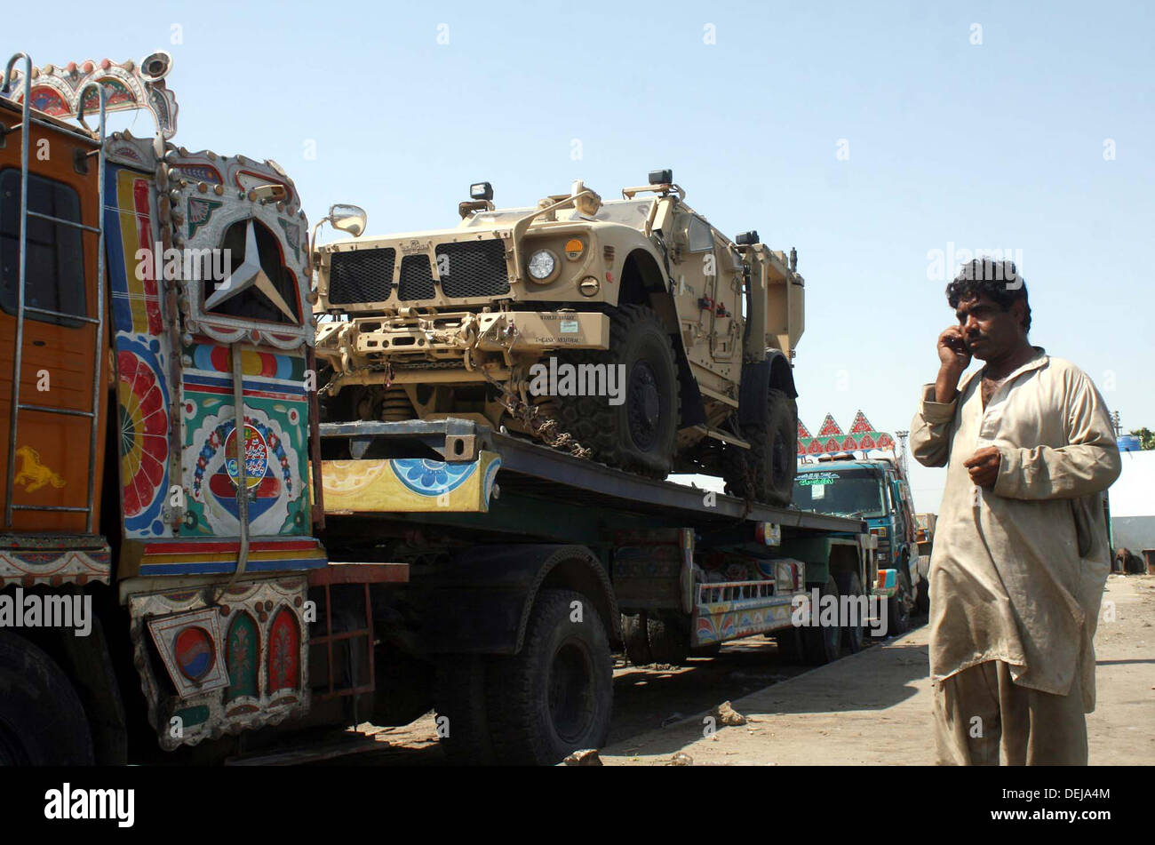 Trucks carrying us military hi-res stock photography and images - Alamy