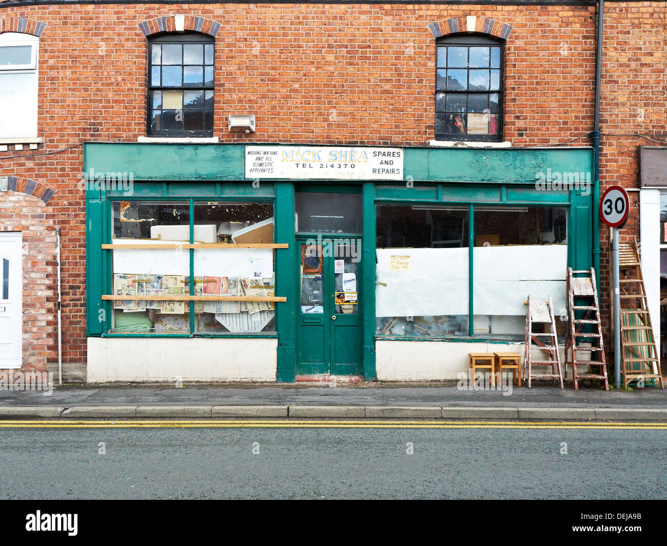 Closed shop in center hi-res stock photography and images - Alamy