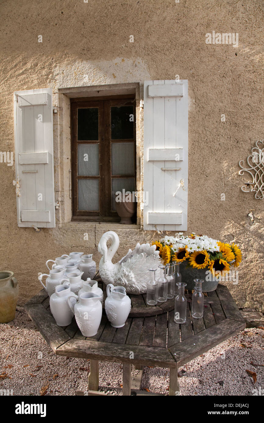 Rustic french cottage garden hi-res stock photography and images - Alamy