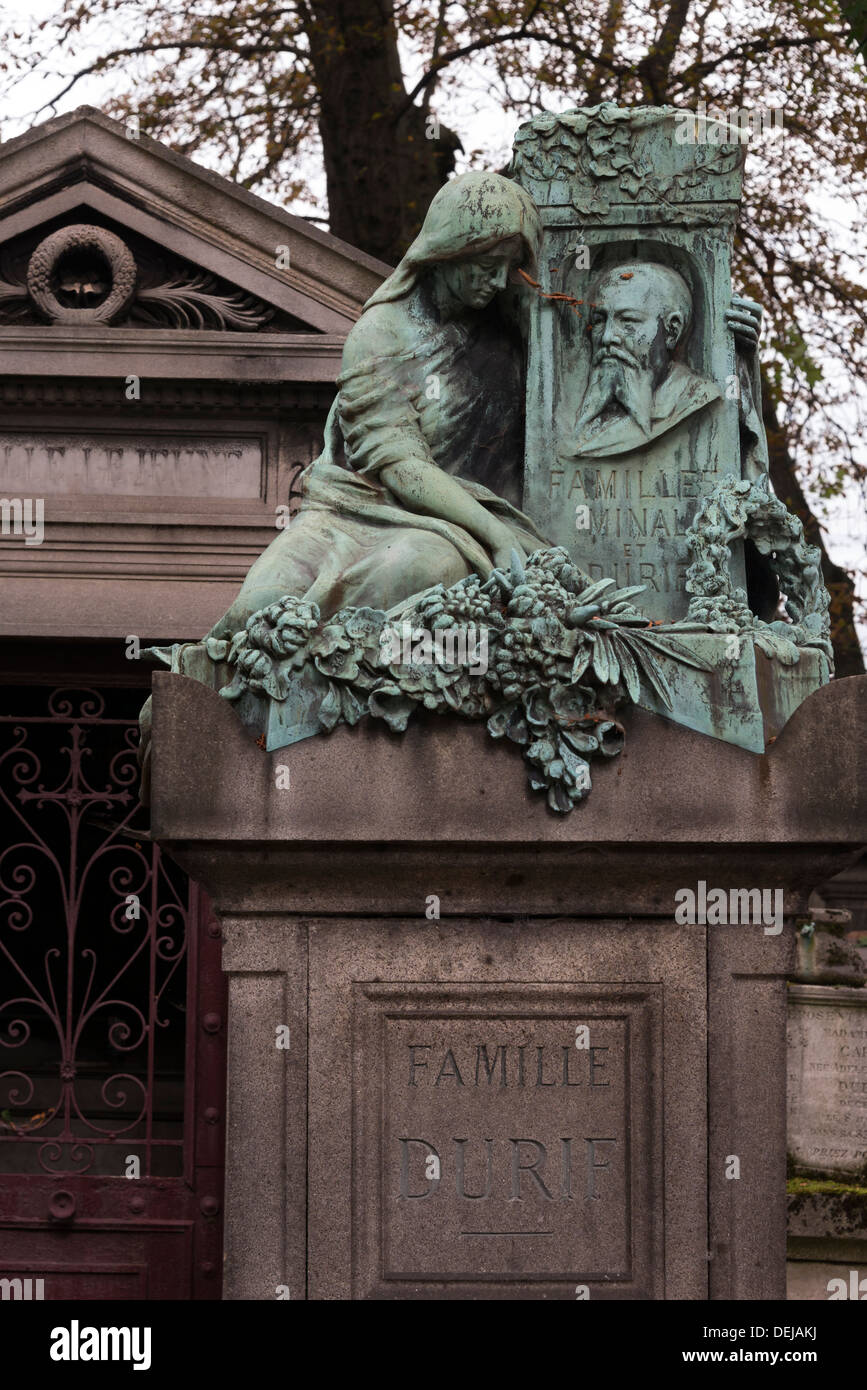 Statue of grieving women with bust, Père Lachaise cemetery, Paris ...