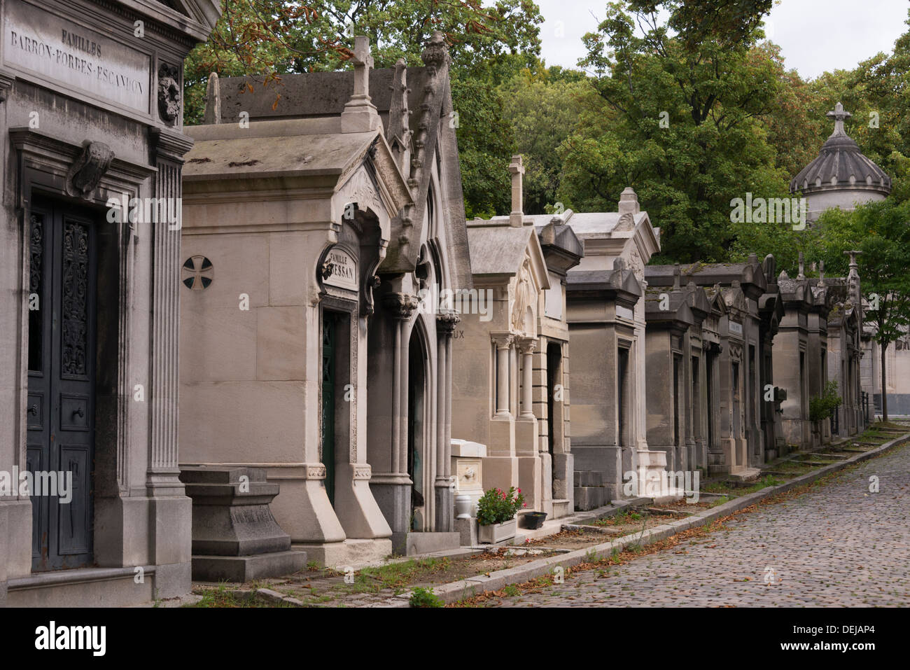Family crypts, cemetery of Père Lachaise, Paris, France Stock Photo - Alamy