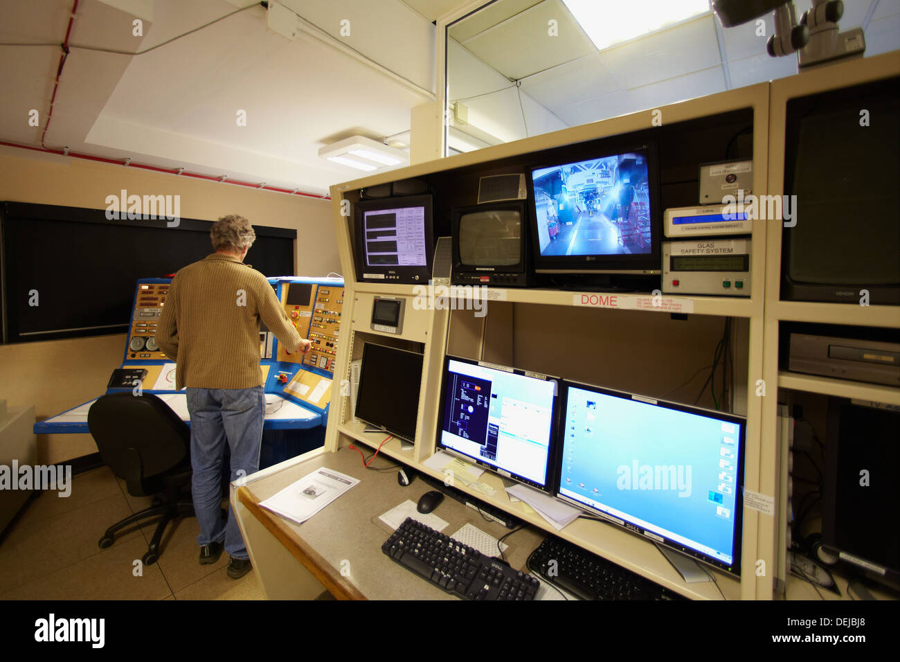 Very large telescope control room hi-res stock photography and images ...