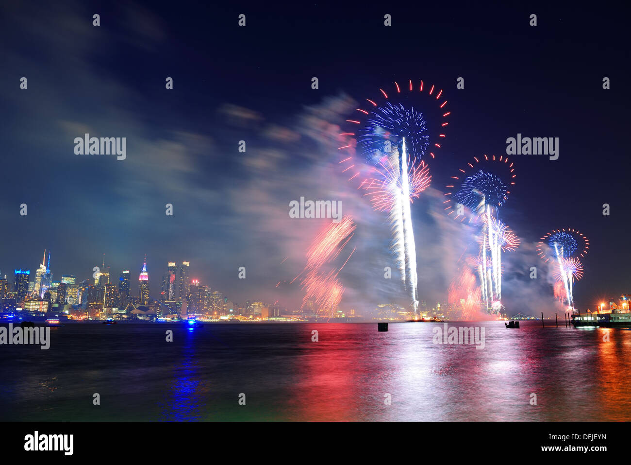 New york fireworks panorama hi-res stock photography and images - Alamy