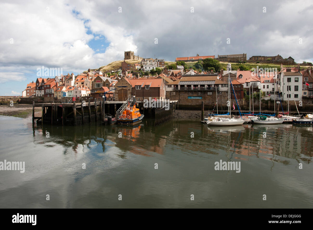 Whitby harbour hi-res stock photography and images - Alamy