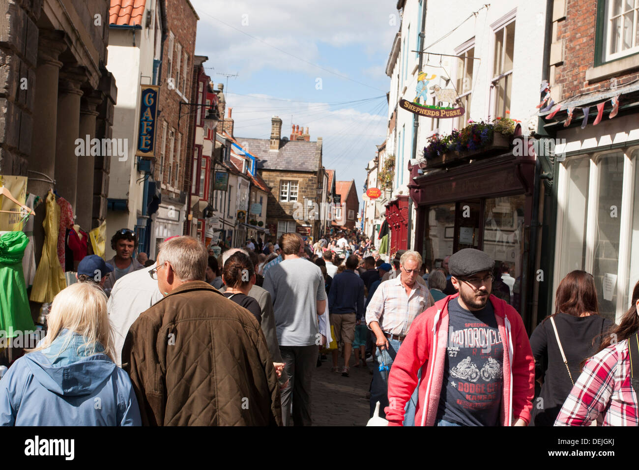 Whitby shopping hi-res stock photography and images - Alamy