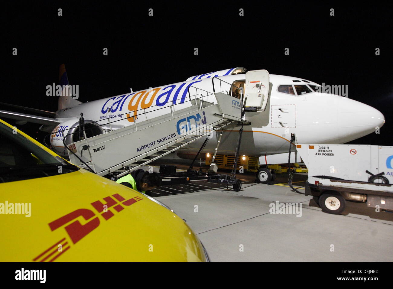 Cargo aircraft boeing 737 300 boeing 737 300f loading goods hi-res ...