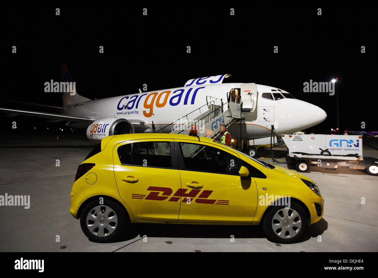 Cargo aircraft boeing 737 300 boeing 737 300f loading goods hi-res ...