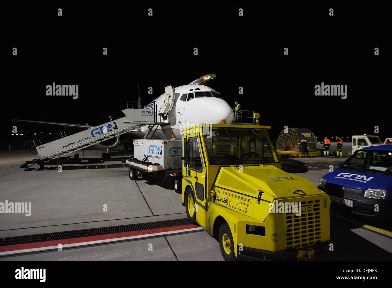 Cargo aircraft boeing 737 300 boeing 737 300f loading goods hi-res ...