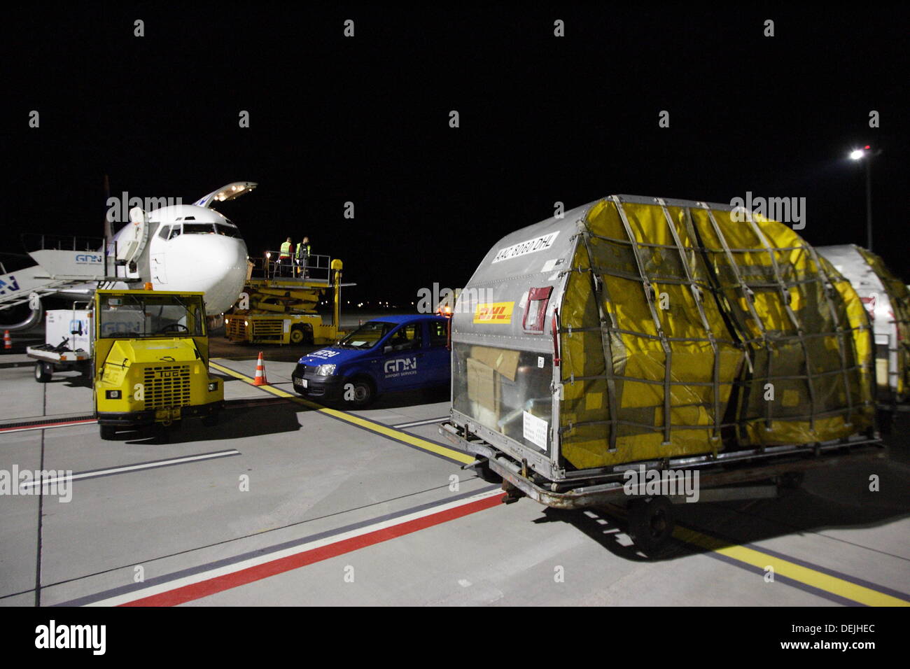 Cargo aircraft boeing 737 300 boeing 737 300f loading goods hi-res ...