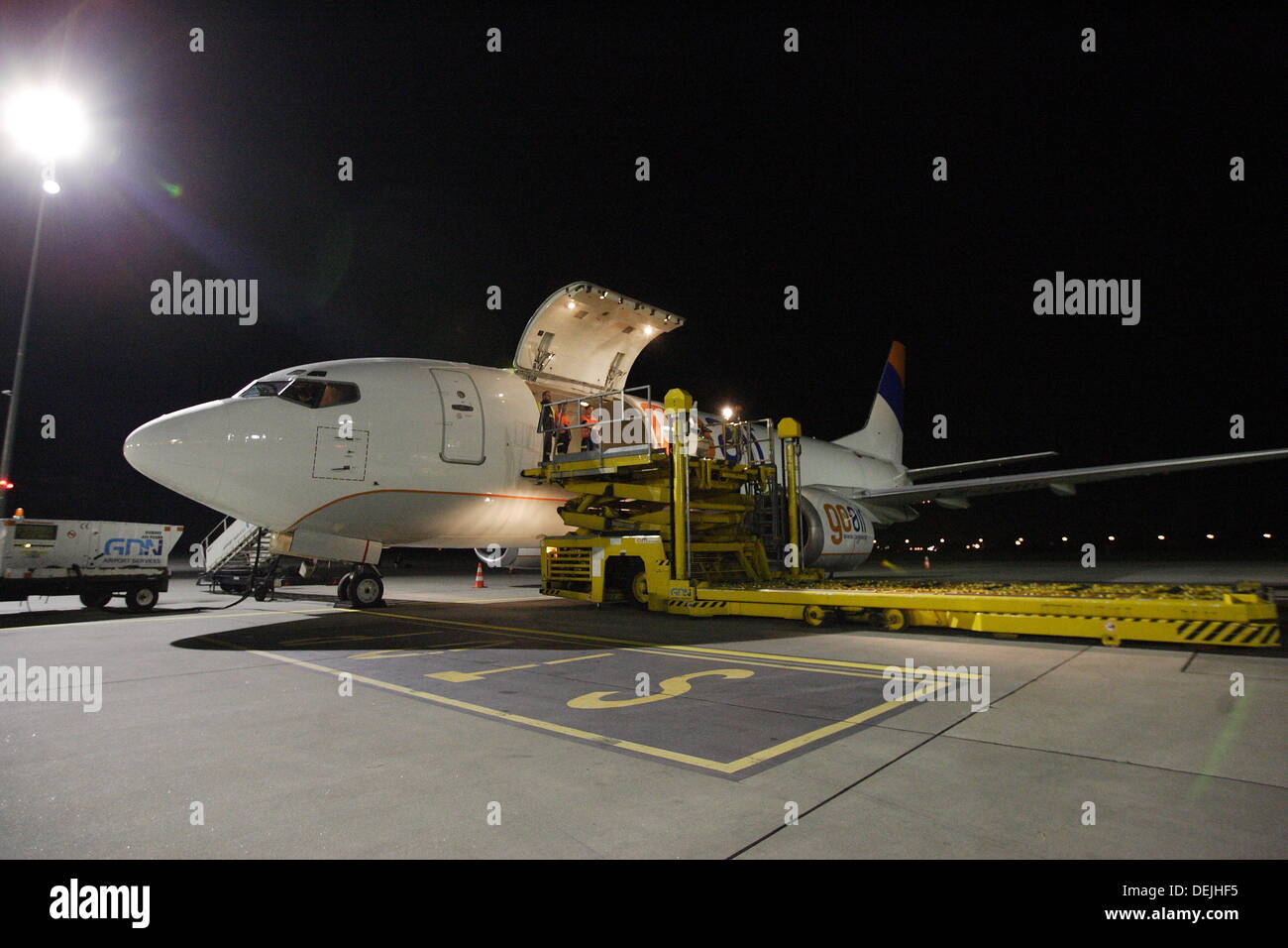 Cargo aircraft boeing 737 300 boeing 737 300f loading goods hi-res ...