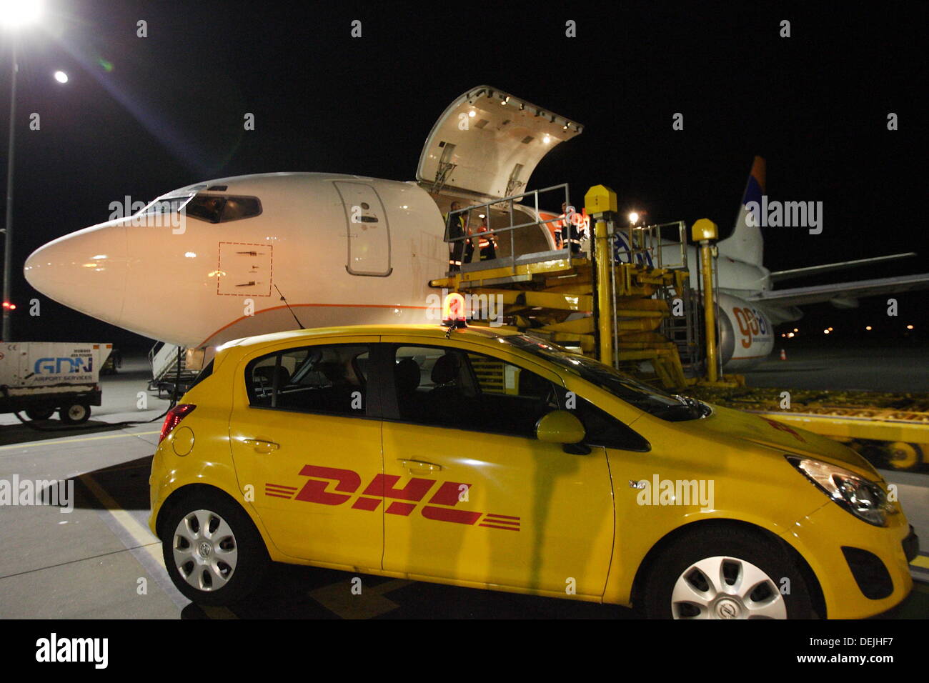 Cargo aircraft boeing 737 300 boeing 737 300f loading goods hi-res ...