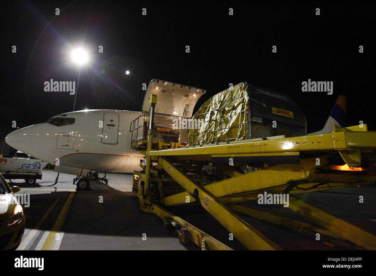 Cargo aircraft boeing 737 300 boeing 737 300f loading goods hi-res ...