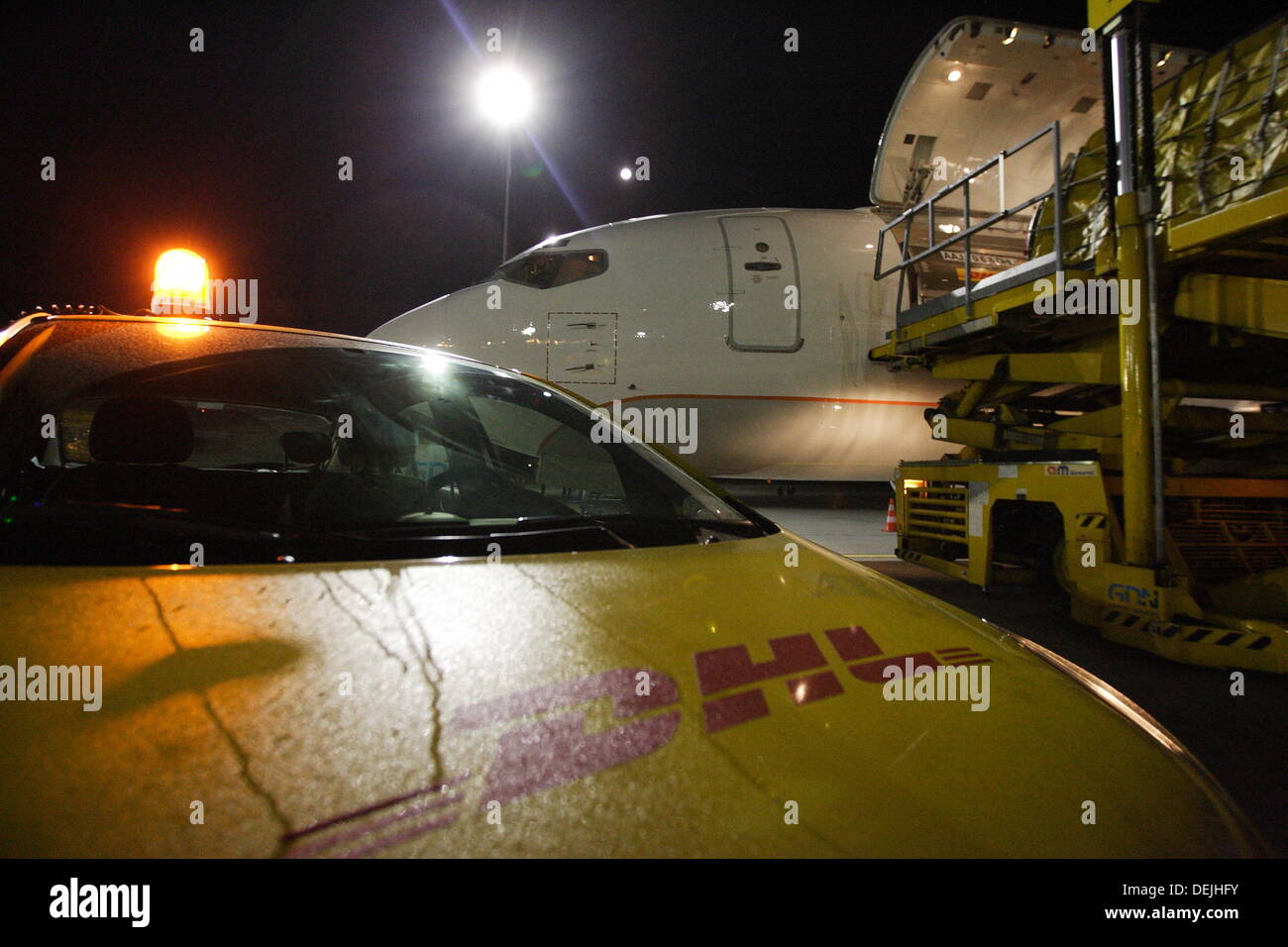 Cargo aircraft boeing 737 300 boeing 737 300f loading goods hi-res ...