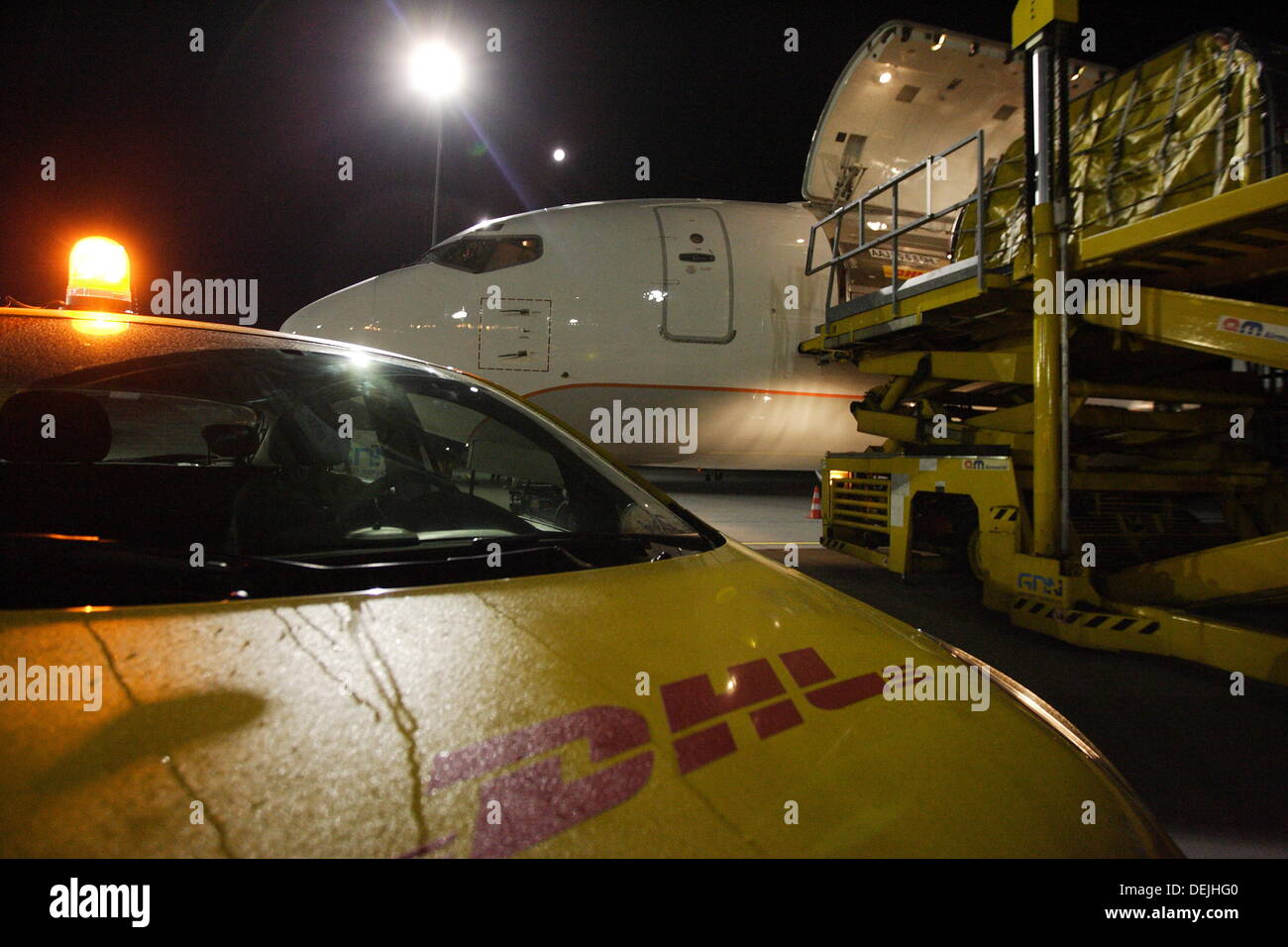 Cargo aircraft boeing 737 300 boeing 737 300f loading goods hi-res ...