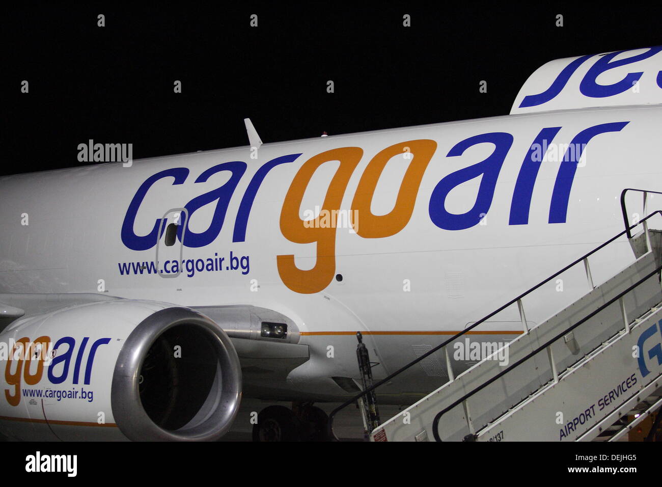 Cargo aircraft boeing 737 300 boeing 737 300f loading goods hi-res ...