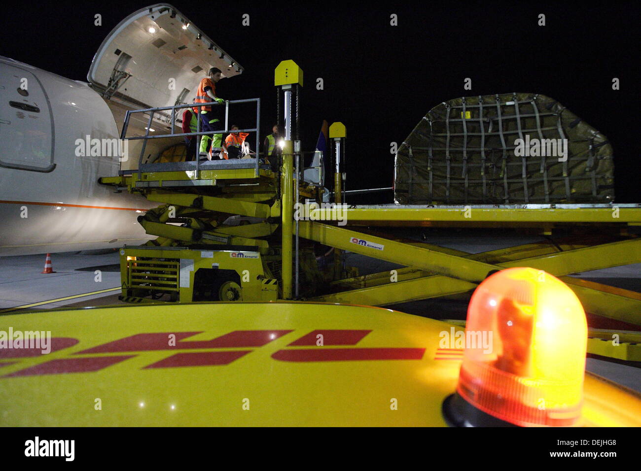 Cargo aircraft boeing 737 300 boeing 737 300f loading goods hi-res ...