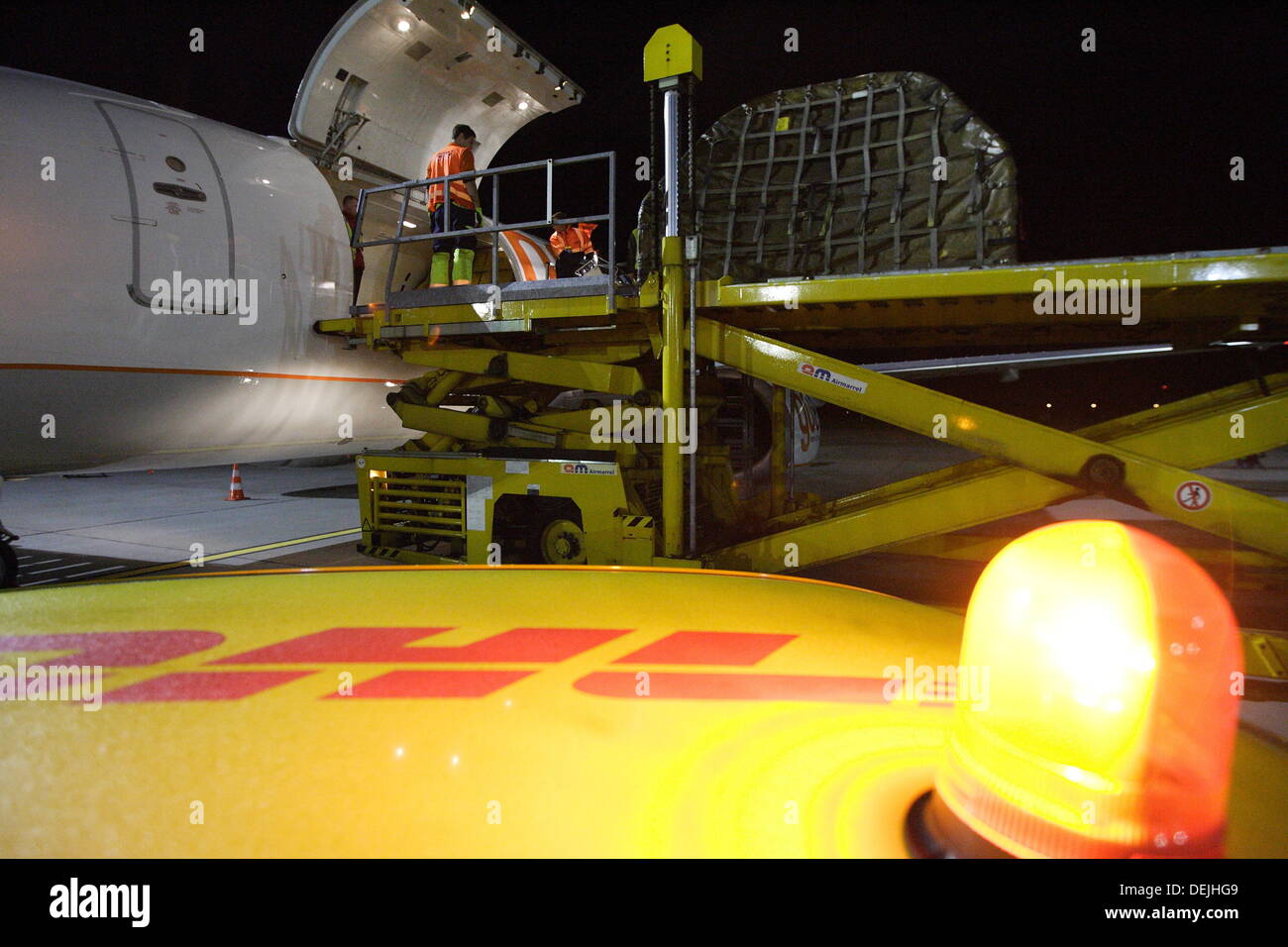 Cargo aircraft boeing 737 300 boeing 737 300f loading goods hi-res ...