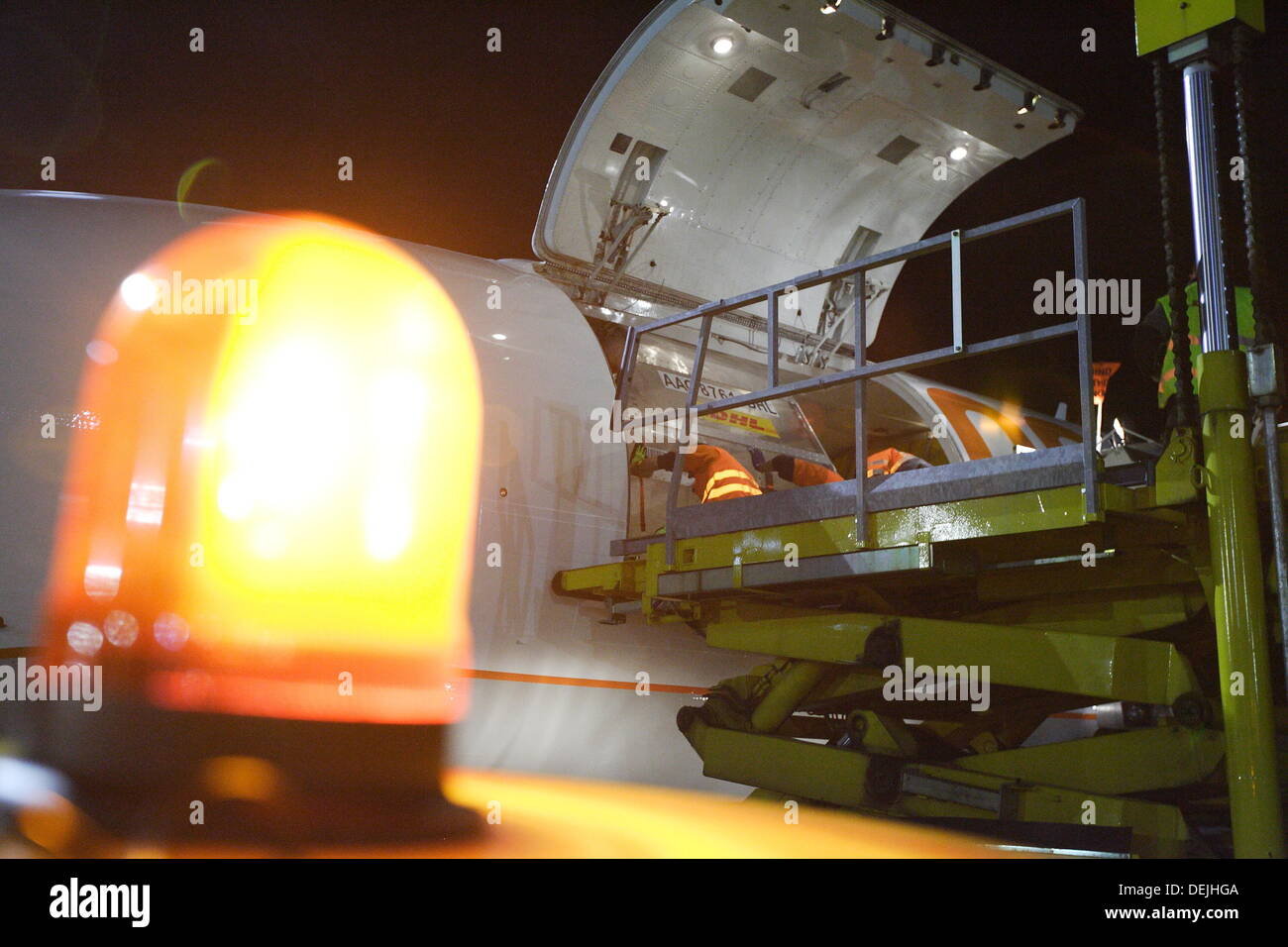 Cargo aircraft boeing 737 300 boeing 737 300f loading goods hi-res ...