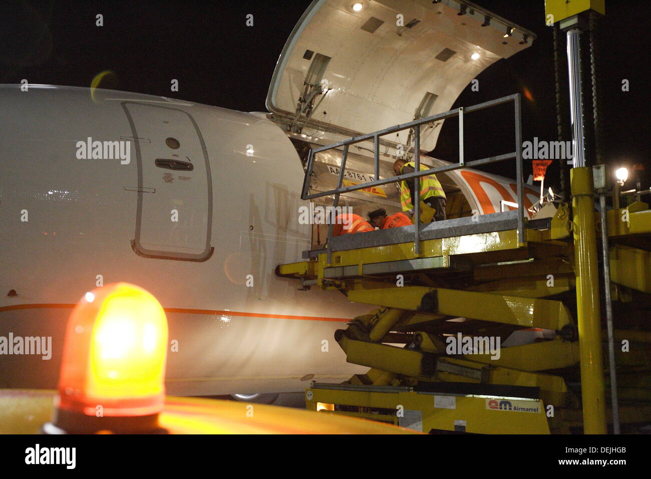 Cargo aircraft boeing 737 300 boeing 737 300f loading goods hi-res ...