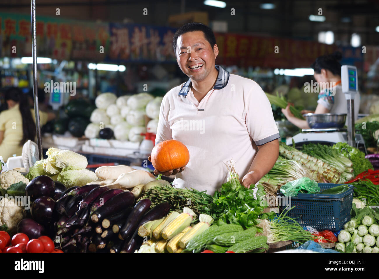 Farmer selling vegetables in food market Stock Photo - Alamy
