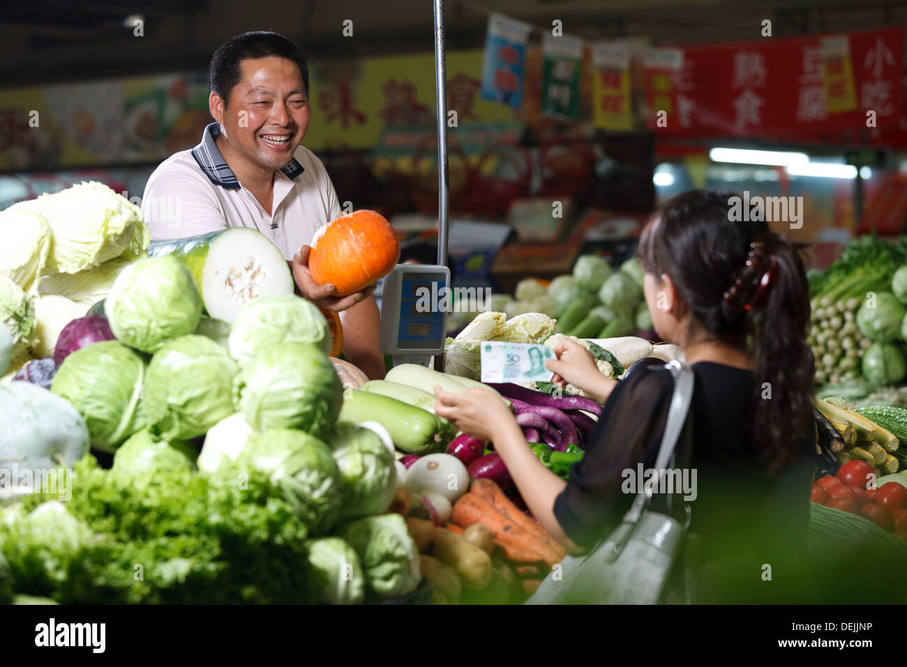 Farmer selling vegetables in food market Stock Photo - Alamy