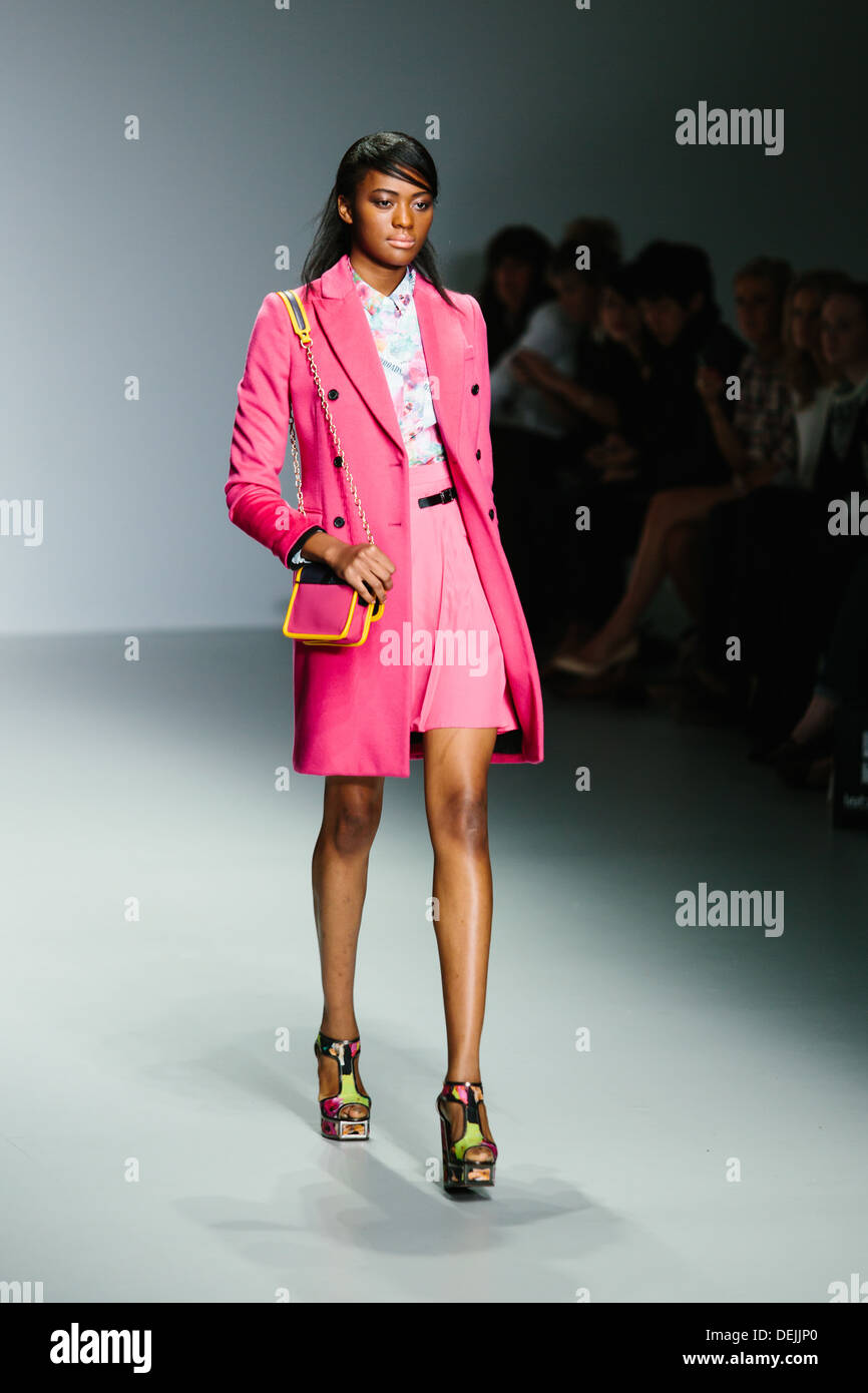 Model walking down the catwalk hi-res stock photography and images - Alamy