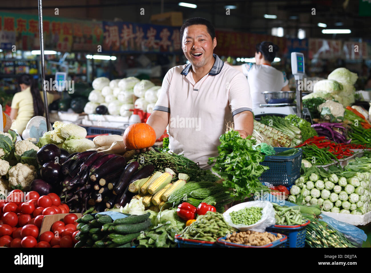 Farmer selling vegetables in food market Stock Photo - Alamy