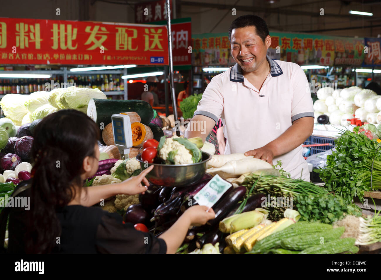 Farmer selling vegetables in food market Stock Photo - Alamy