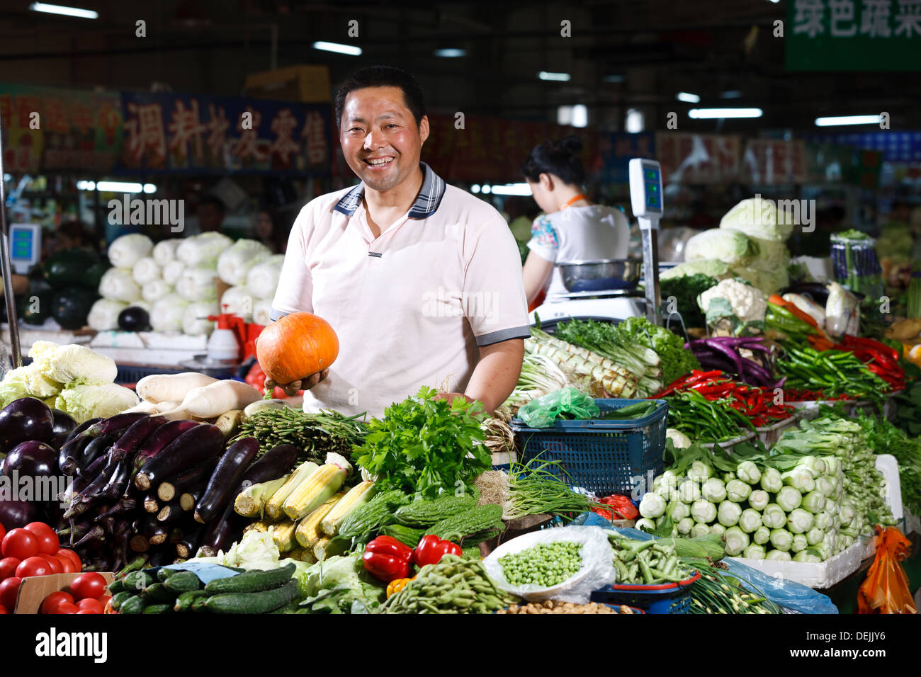 Farmer selling vegetables in food market Stock Photo - Alamy