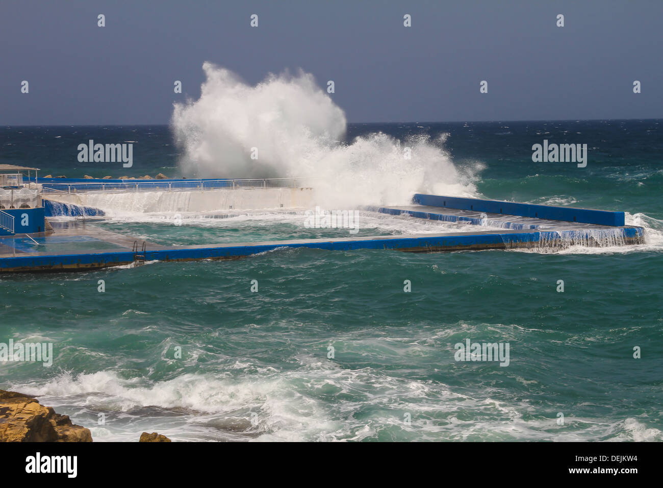 Huge pool splash hi-res stock photography and images - Alamy