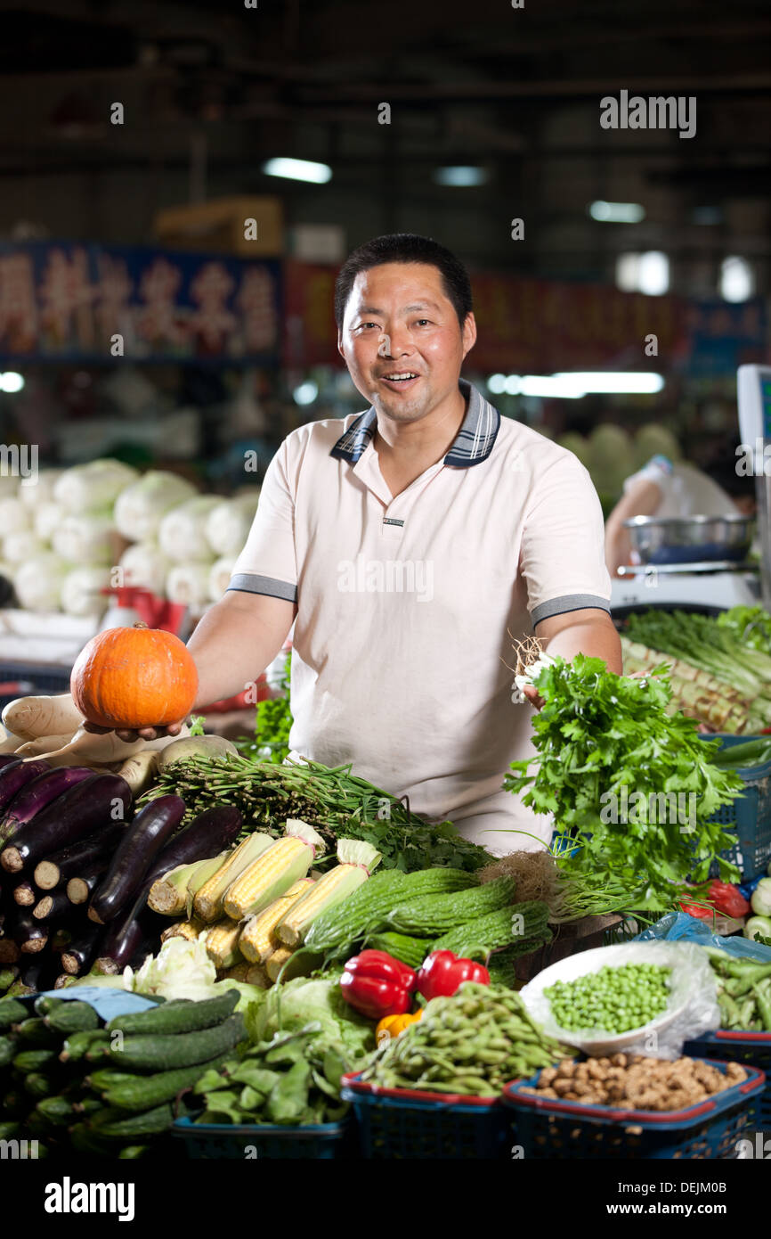 Farmer selling vegetables in food market Stock Photo - Alamy