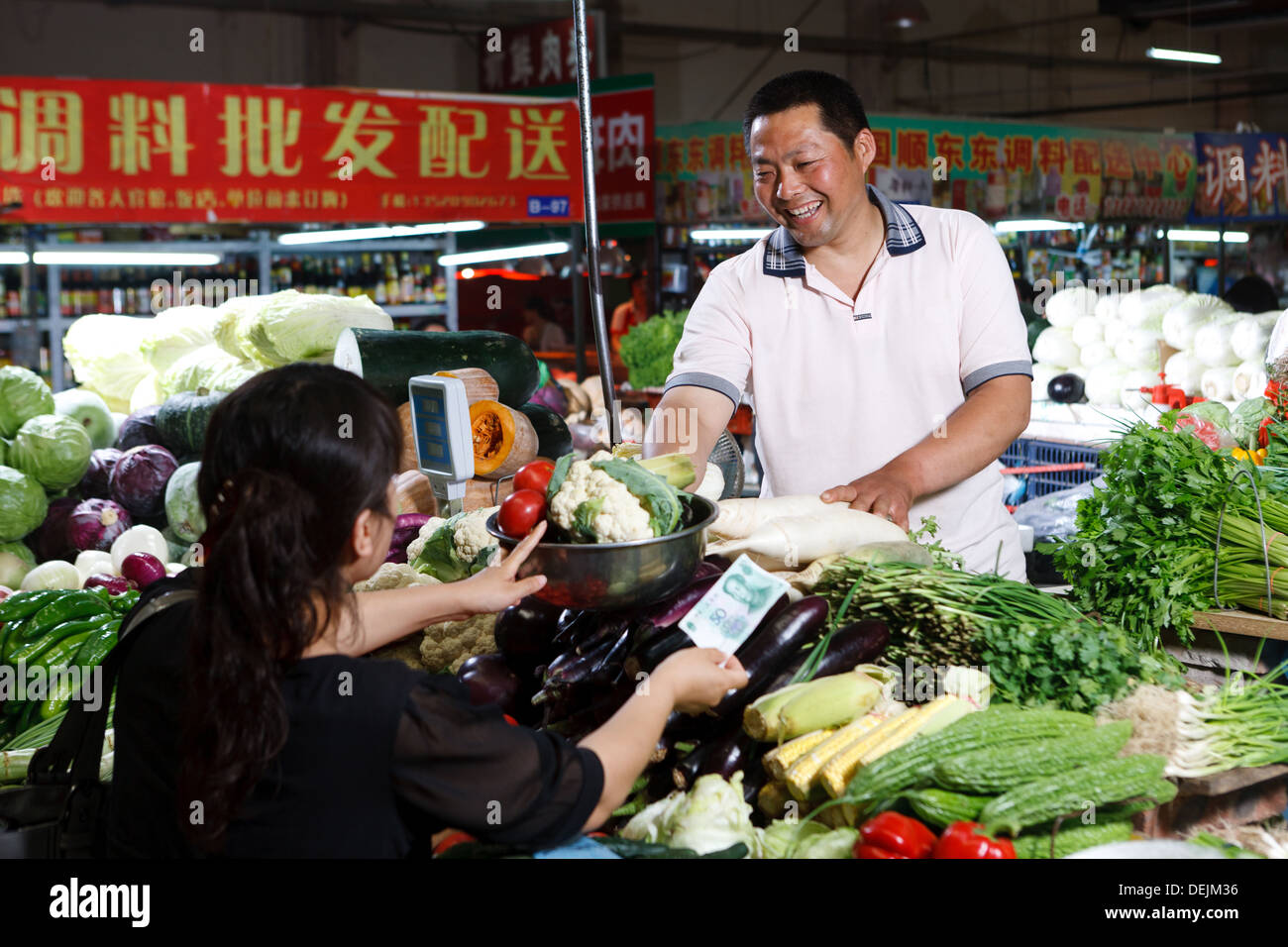 Farmer selling vegetables in food market Stock Photo - Alamy