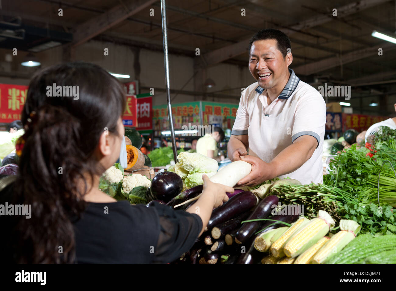Farmer selling vegetables in food market Stock Photo - Alamy
