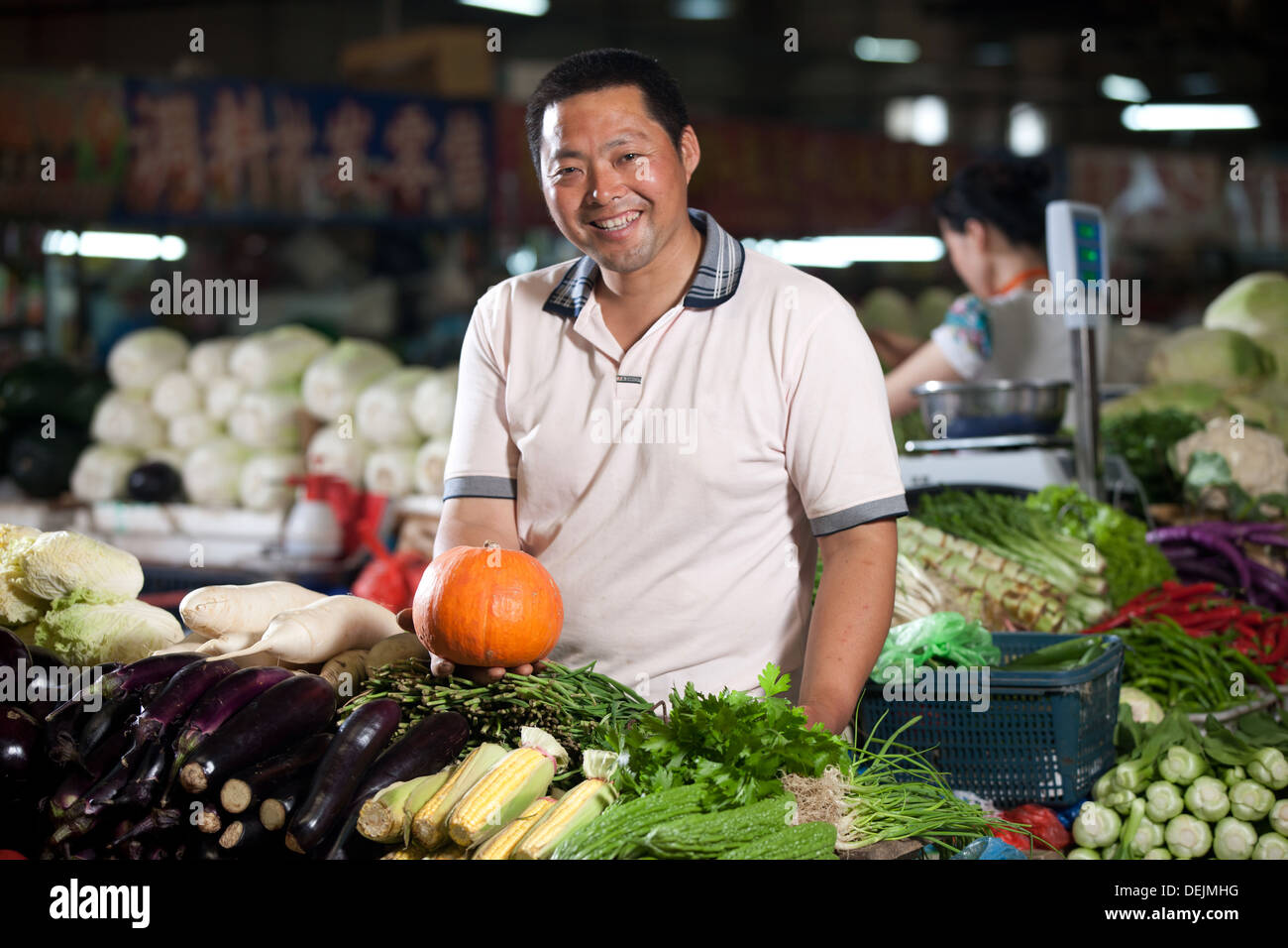 Farmer selling vegetables in food market Stock Photo - Alamy