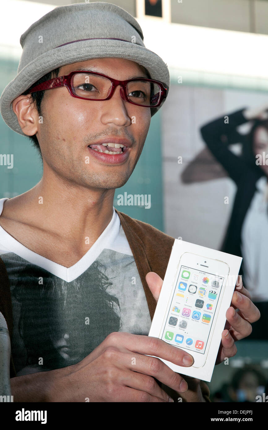 Tokyo, Japan. 20th Sept, 2013. After ten days waiting outside Apple ...