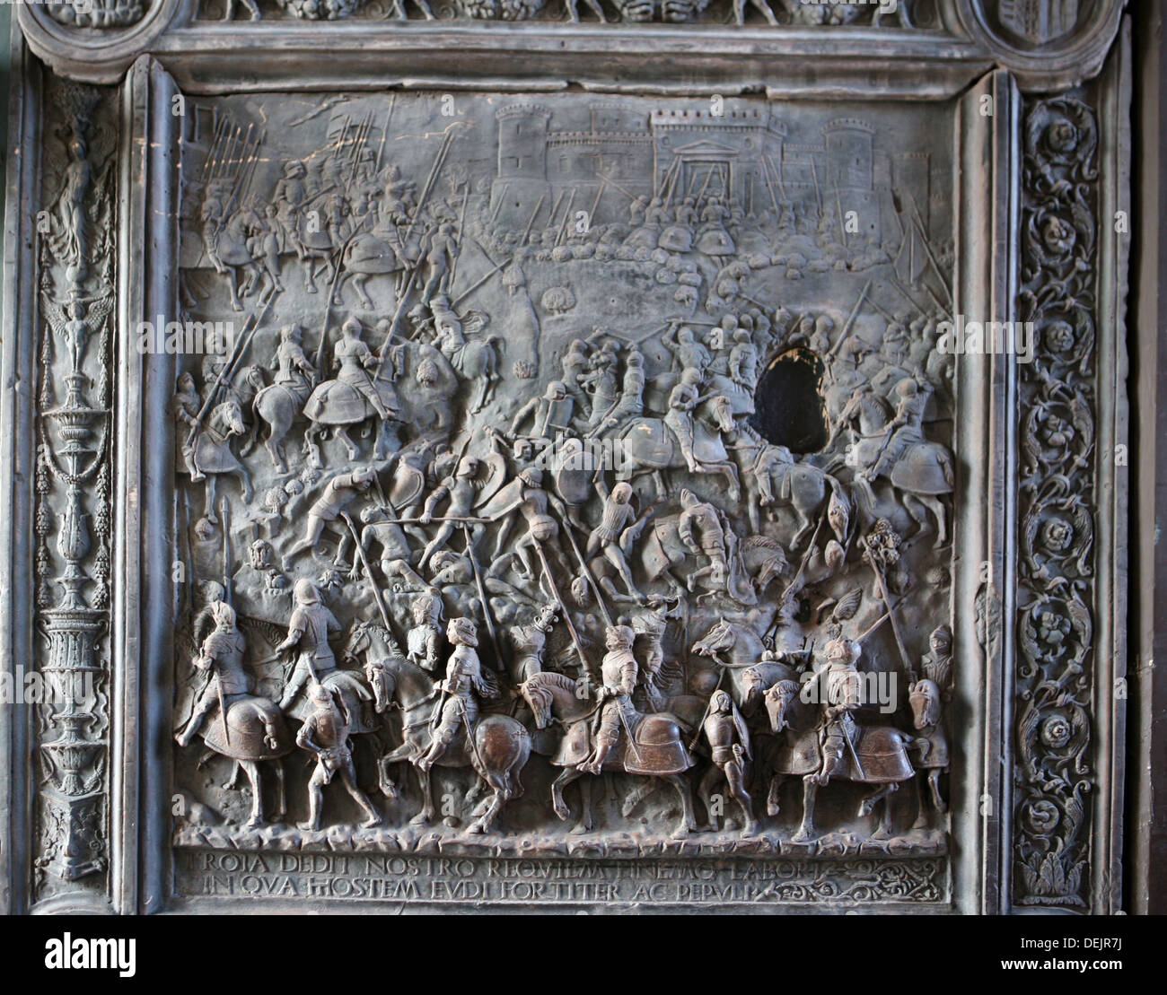 Castel nuovo doors hi-res stock photography and images - Alamy