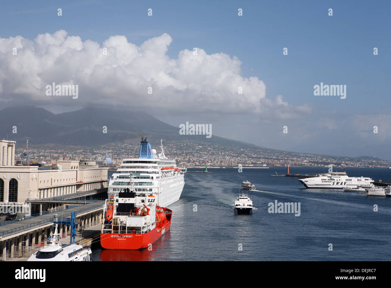 Naples docks hi-res stock photography and images - Alamy