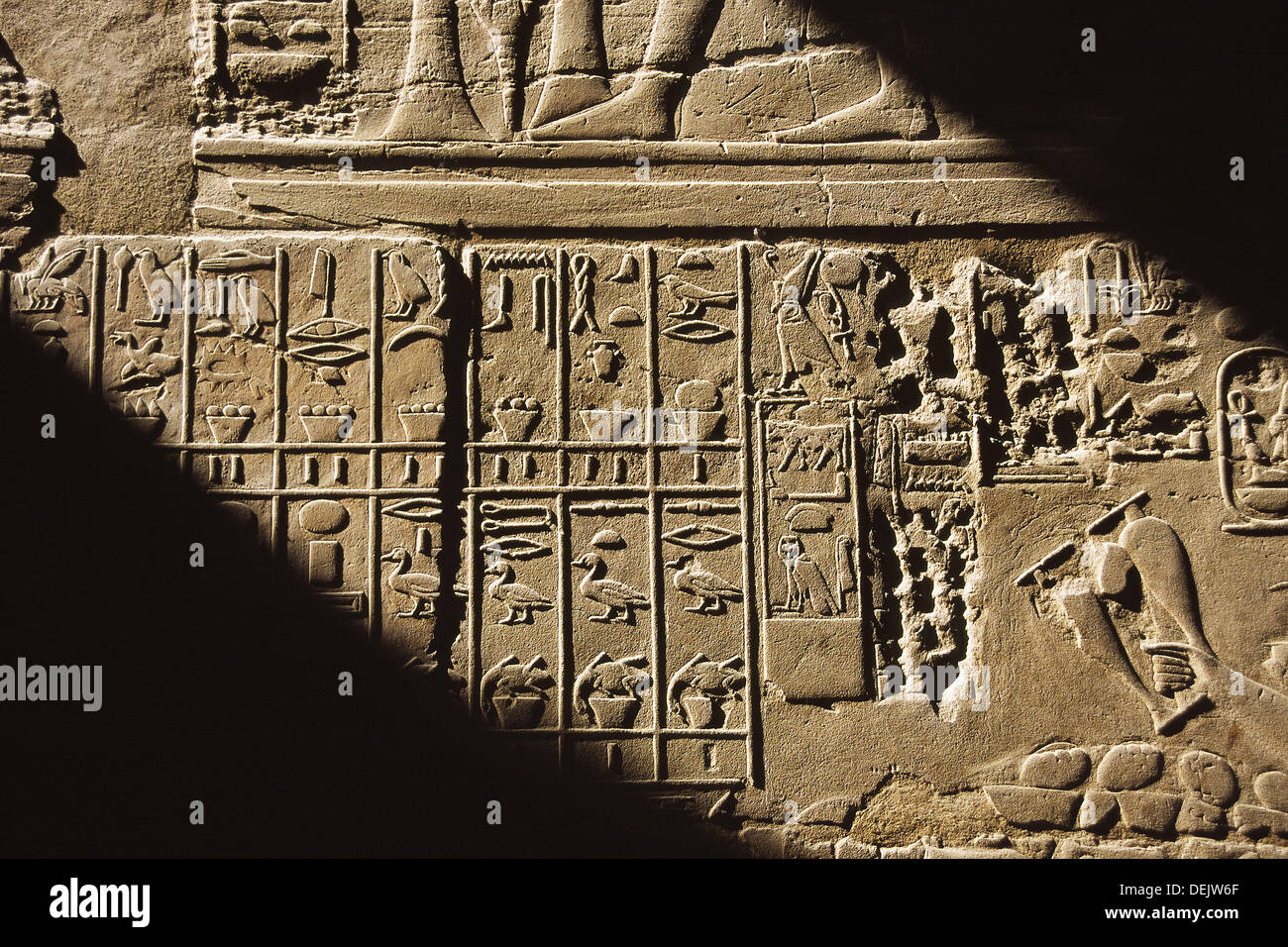 Hieroglyphic writing wall hi-res stock photography and images - Alamy