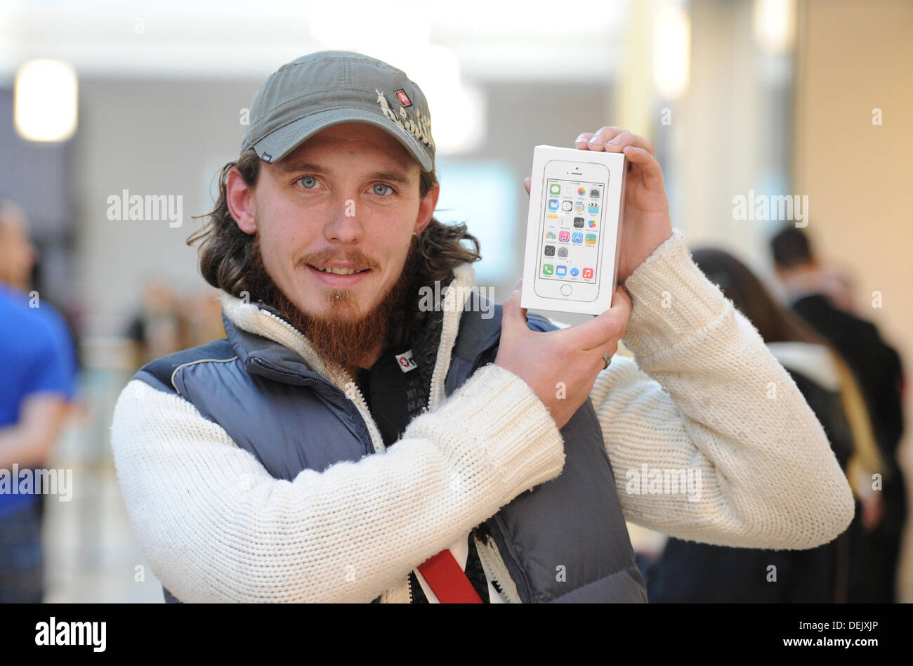 Cardiff, Wales, UK. 20th Sept, 2013. 200913 Shoppers queue at the Apple ...